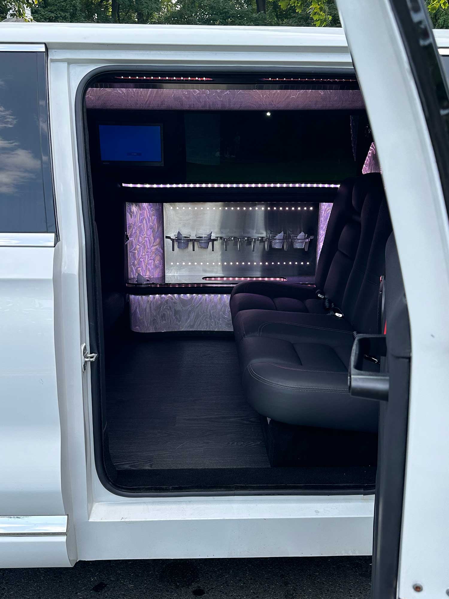 Stretch Aviator SUV Limousine - Michael's Limousine Company | Airport ...